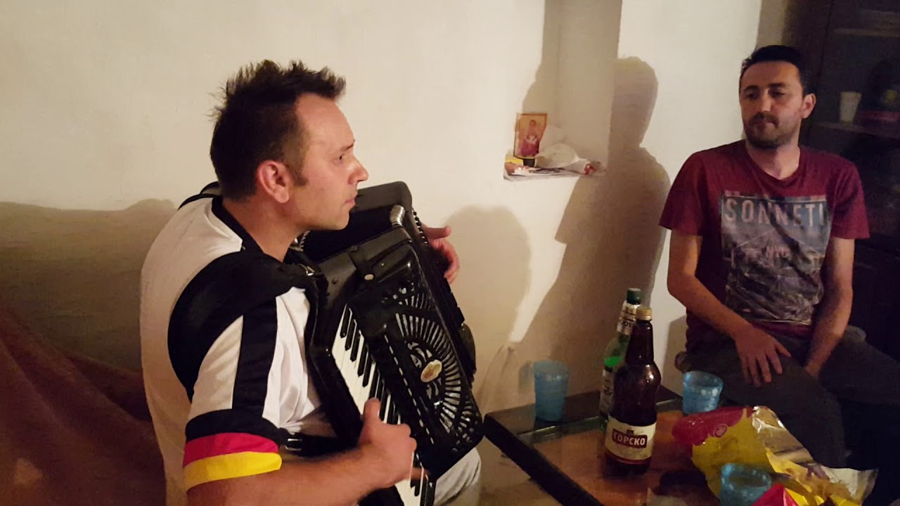 Grupa Beli Mugri Live - Po sokaci shetav mamo - YouTube