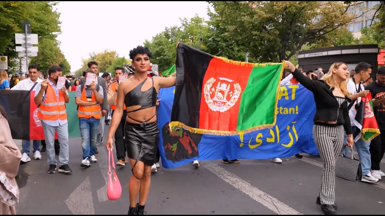 نجیب با تیمش🏳️‍🌈در تظاهرات برلین 🇩🇪برای حق دیگر باشان افغانِ🇦🇫najib ...