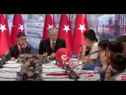 Cumhurbaşkanı Recep Tayyip Erdoğan, depremzede çocuklarla birlikte konuşuyor #CANLI