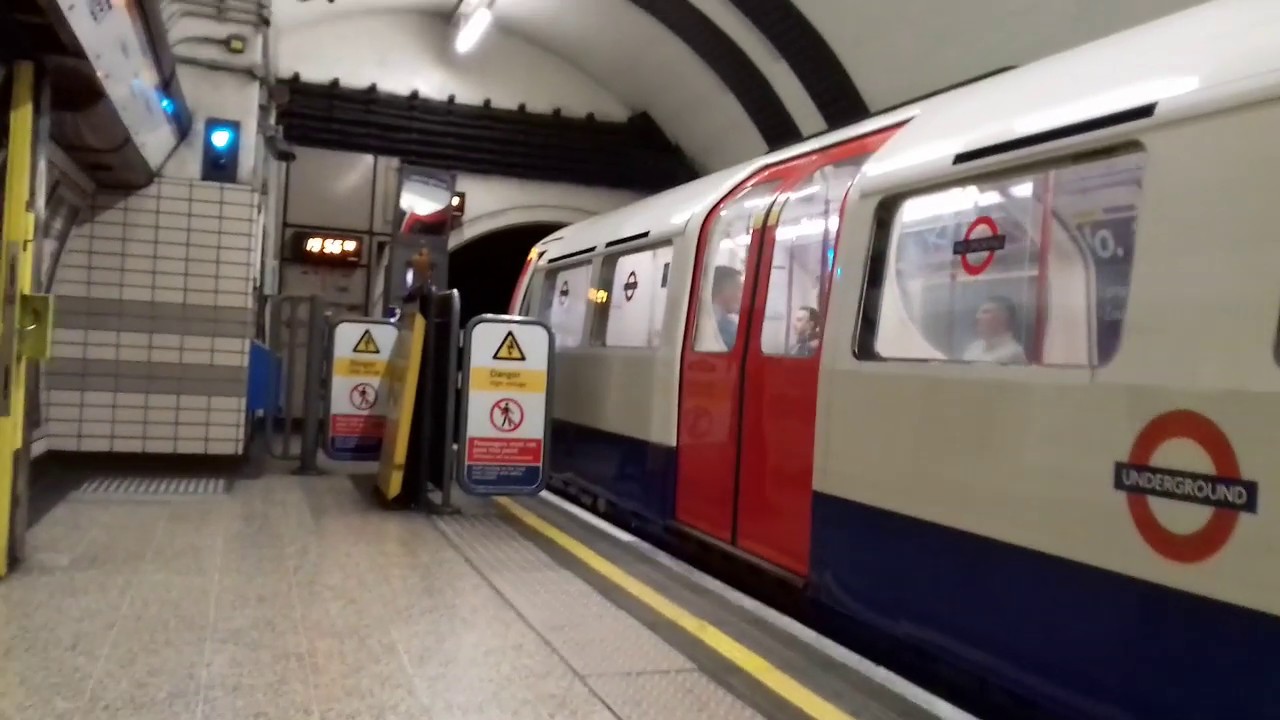 Bakerloo line train departing Baker Street Station - YouTube