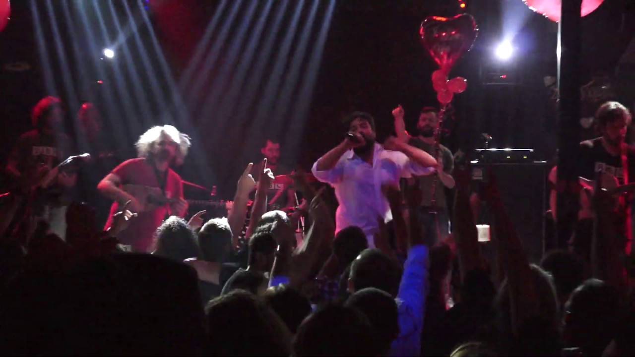 Babis Batmanidis Co(m)pany "Φωτιά" (Παγκρό Anna Vissi Cover) - YouTube
