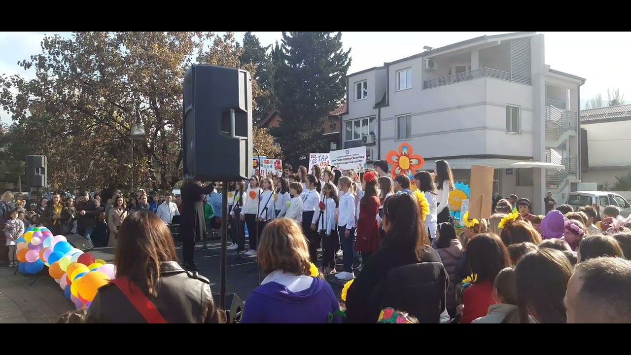 Himnata na Makedonija od horot na Vlado Tasevski i Kira - YouTube
