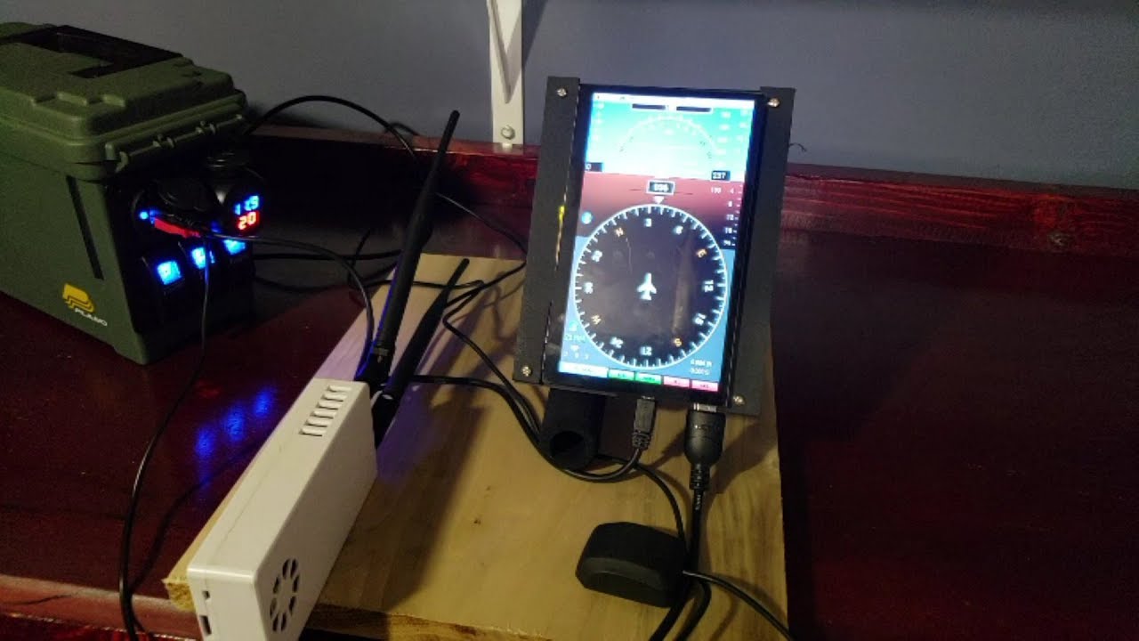 RoscoPi AHRS/Traffic display app for Stratux - YouTube