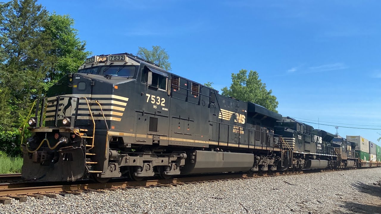 NS 7532 with beautiful k5la leads NS 28N at track speed in Harrisburg ...