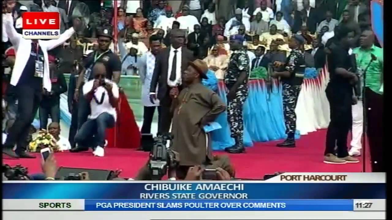 Governor Amaechi Kneels To Adore God During Rally - YouTube