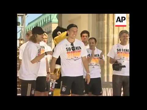 Beaten German football team arrive home from Euro 2008 to heroes' welcome