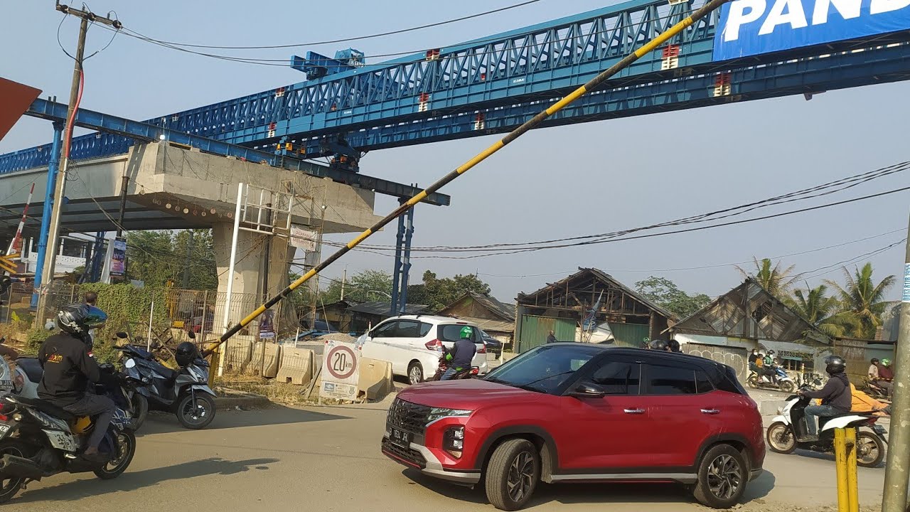 Fly Over Cisauk, 16 September 2023, balok girder diatas rel selesai ...