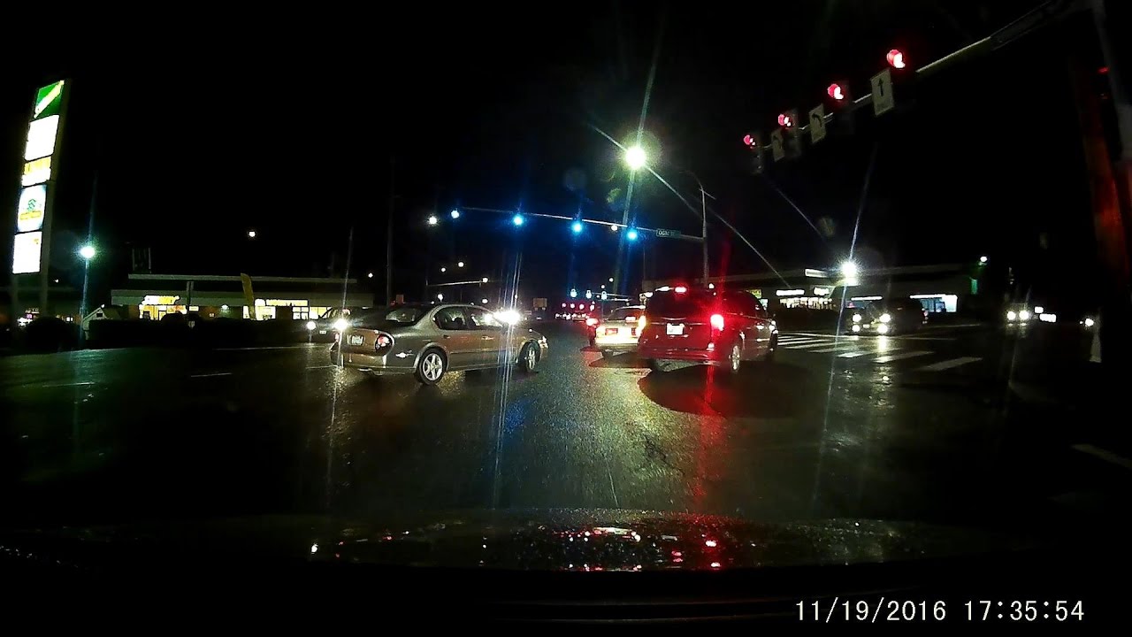 Impatient drivers block intersection - YouTube