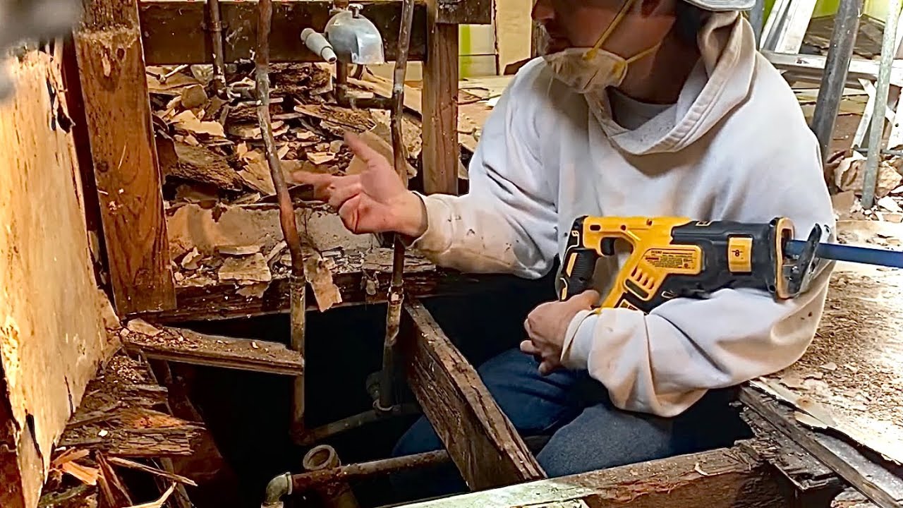 How to cut out old copper pipe. - YouTube