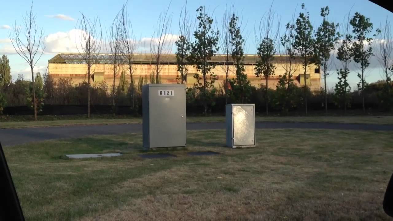 Cardington shed 1 hangar restoration continues 18/09/2012 - YouTube