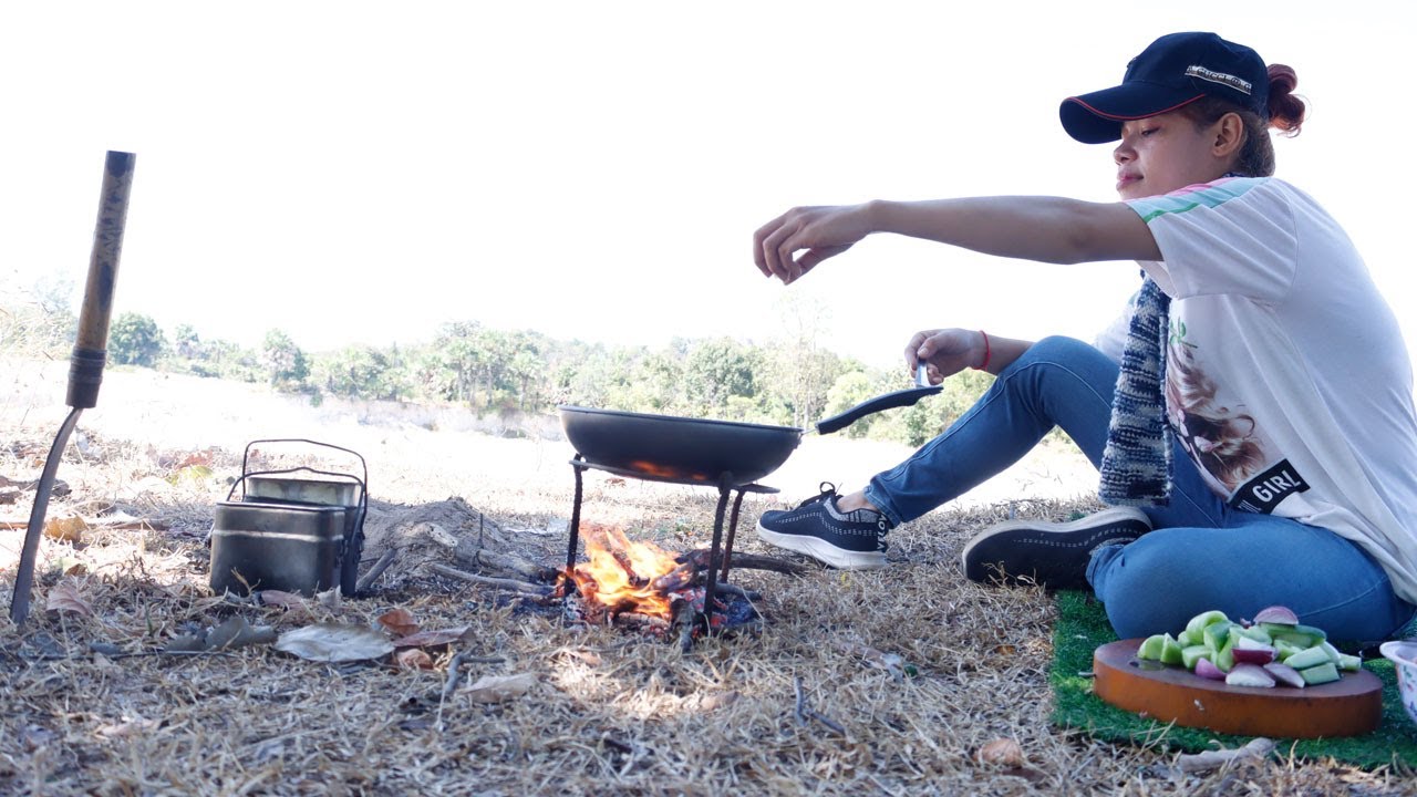 Cooking food under a tree, fry three layers of pork. - YouTube