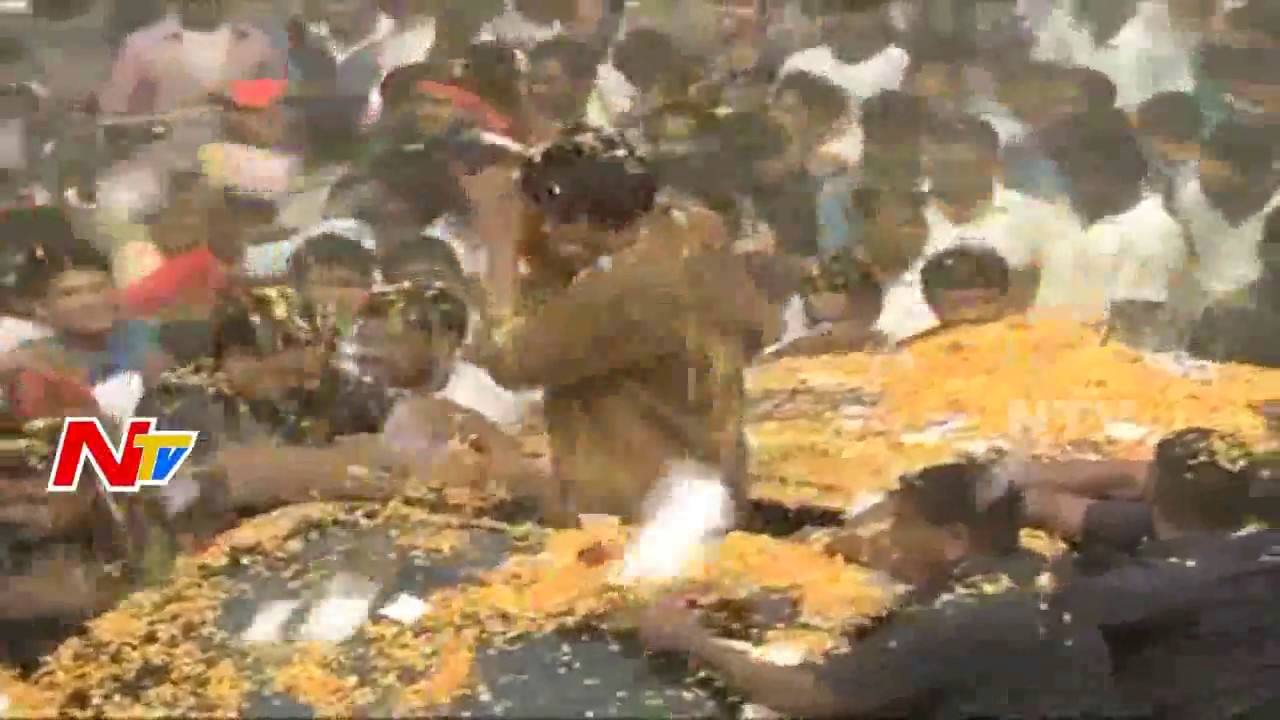 Huge Fans Crowd For Pawan Kalyan Road Show || Full Video || Ichapuram ...