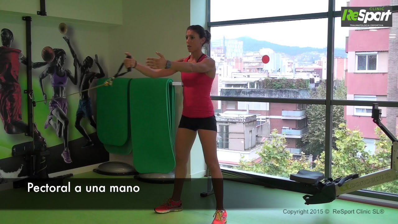 Ejercicio para pectoral con polea a una mano - YouTube