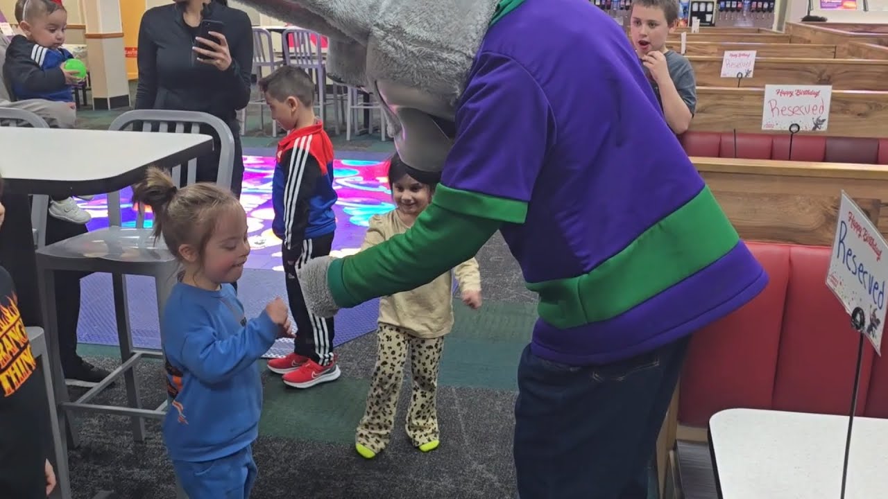Awesome Chuck E Cheese time - YouTube