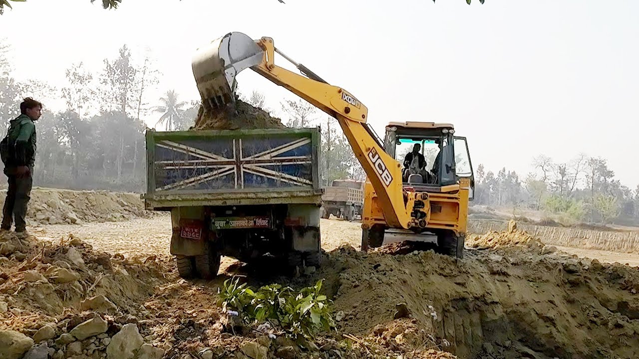 SkillFull JCB Operator-Loading Murum In TaTa 1613 Truck for Farming ...