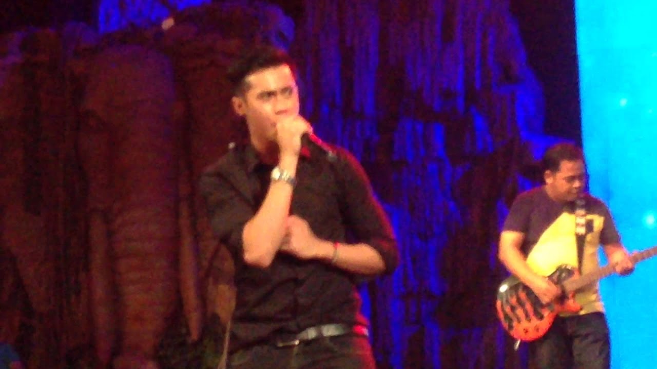 FAJAR GOMEZ cuplikan performe at trans studio bandung with @raeshardo ...