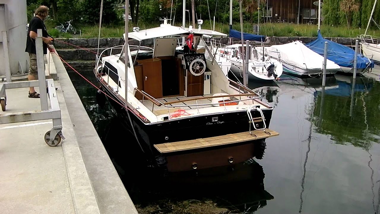 Chris Craft Super Catalina 28 launching for 2012 season. - YouTube