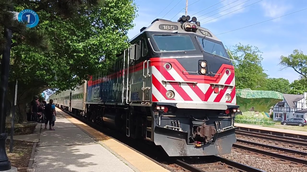 Metra 185 Leading Train #2015 Arrives Brookfield IL Then ⚠️ The Doors ...