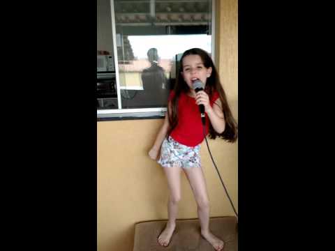 Menina de 8 anos