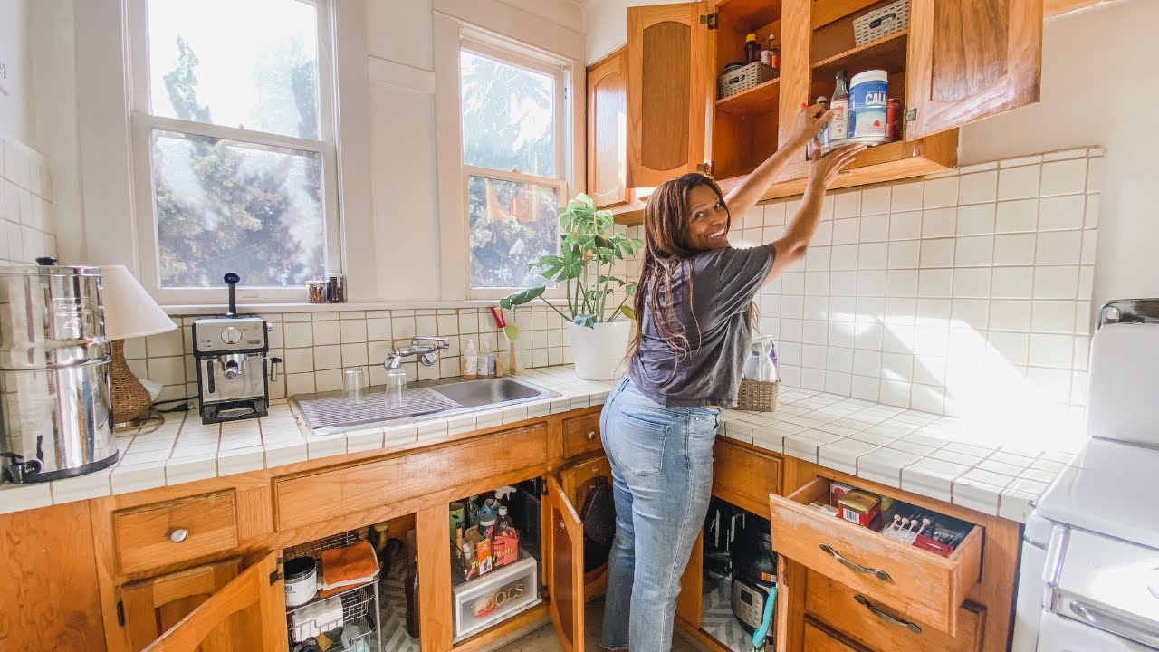 SMALL KITCHEN CABINET DECLUTTER & ORGANIZE WITH ME - YouTube