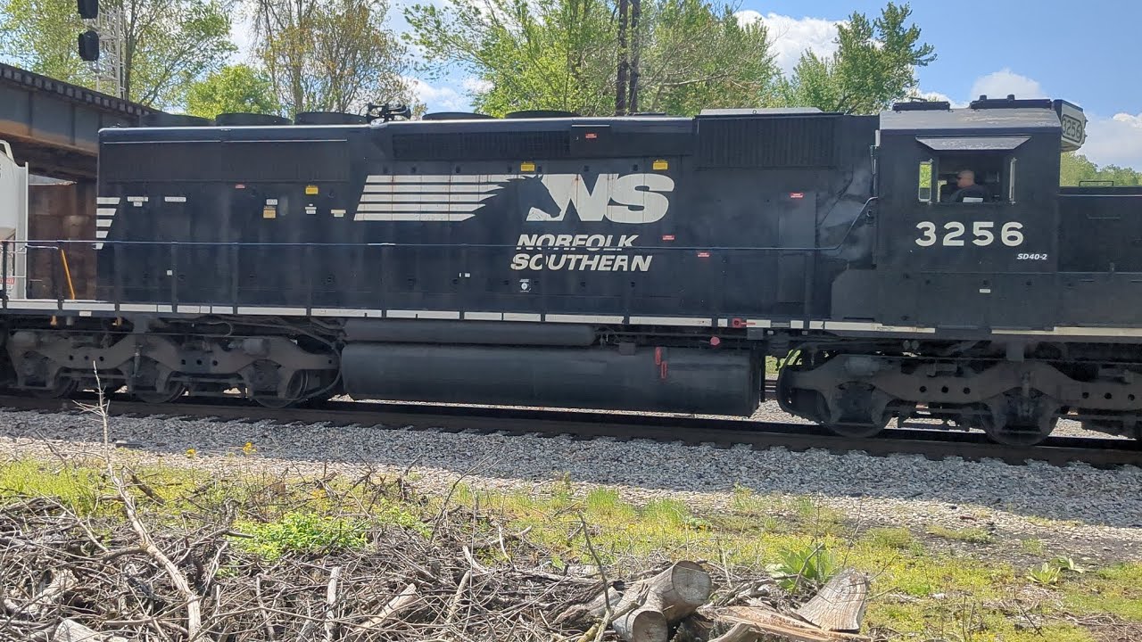 NS local freight doing some switching movies kenova WV - YouTube