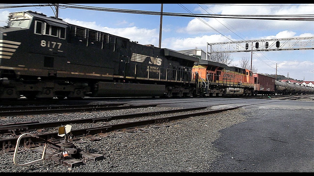 BNSF 7772 ES44DC led by Norfolk Southern tank car train NS 8177 GE ES-44AC Hershey, Pennsylvania ...