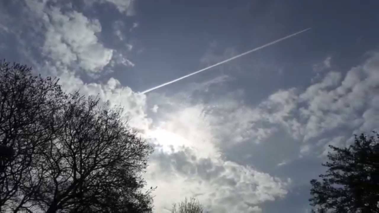 4 Chemtrail Planes Spraying White Over The Blue Sky 10:30 2/4/14 Barnet ...