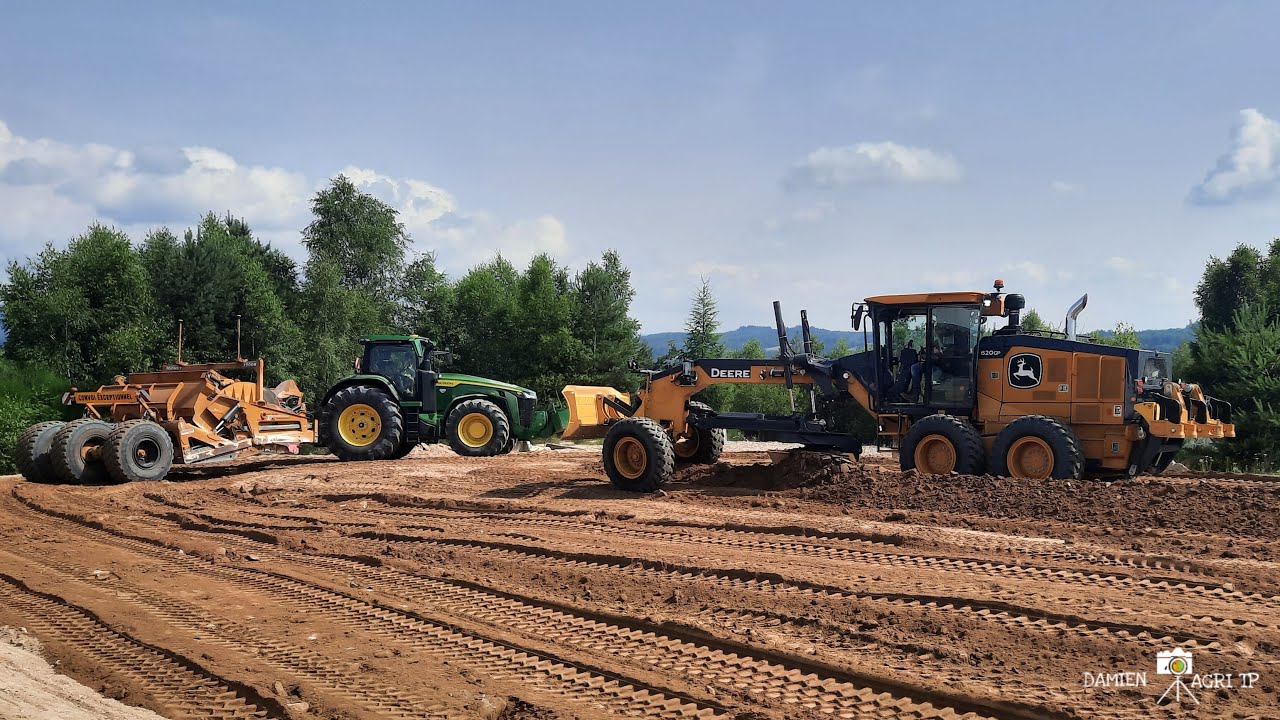 🚜 John Deere 8R 410 🚜 avec Scraper TOOMEY 3500B & Niveleuse DEERE 620 ...