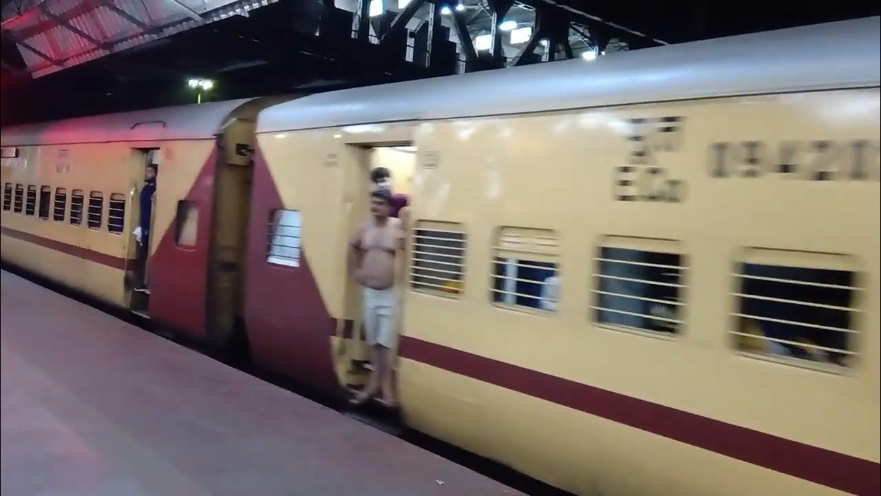 18409 Shalimar Puri Sri Jagannath express arriving at Kharagpur Railway station. - YouTube