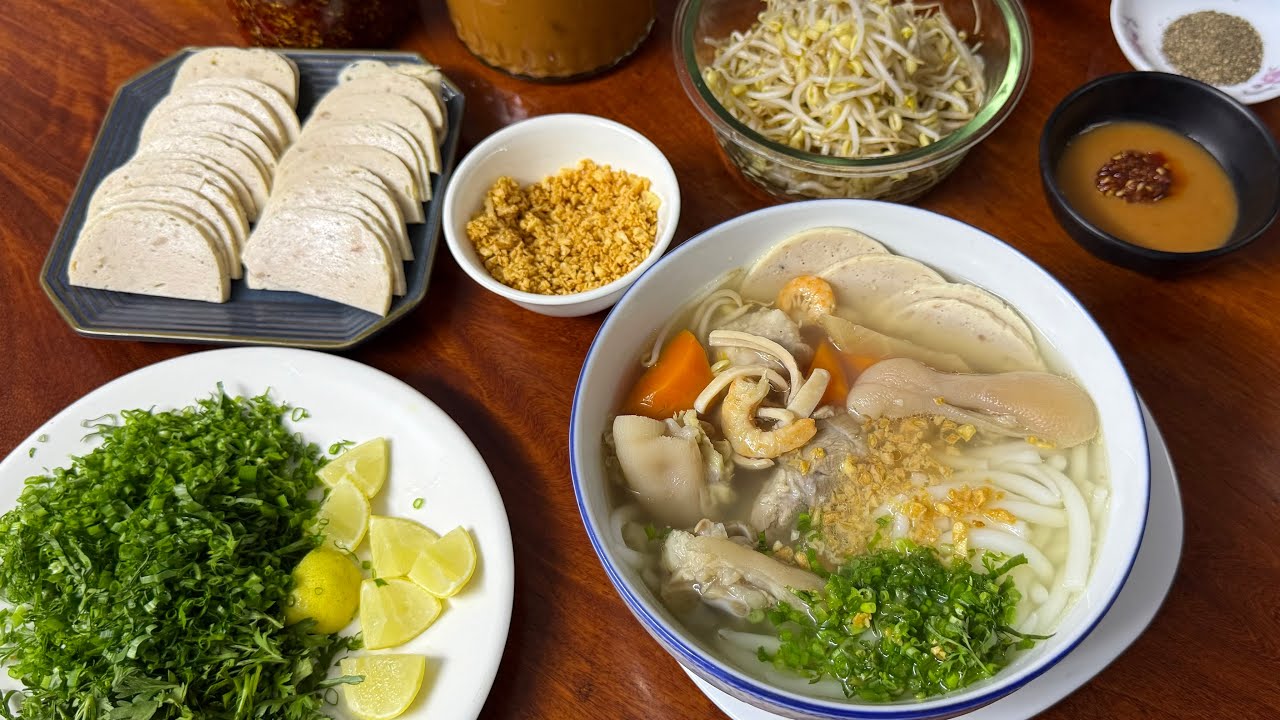 របៀបធ្វើ បបរលតជើងជ្រូក និង ក្បួនធ្វើទឹកជ្រលក់សៀង || Short Rice Noodle ...