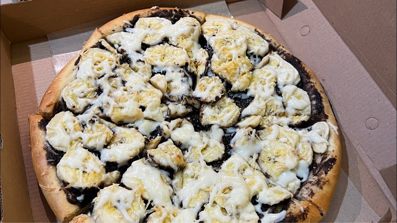 Tahun Baru 2025 Dirumah aja buat pizza Pisang coklat Keju - YouTube