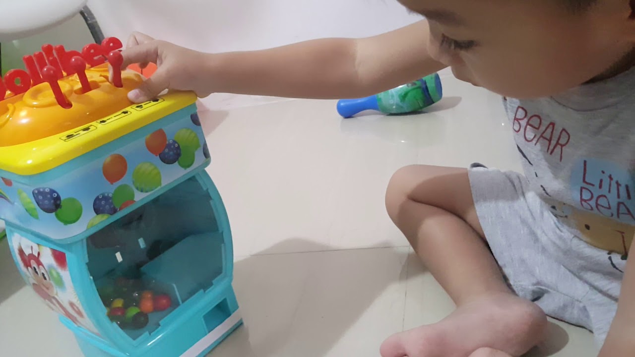 Jollibee claw machine - YouTube