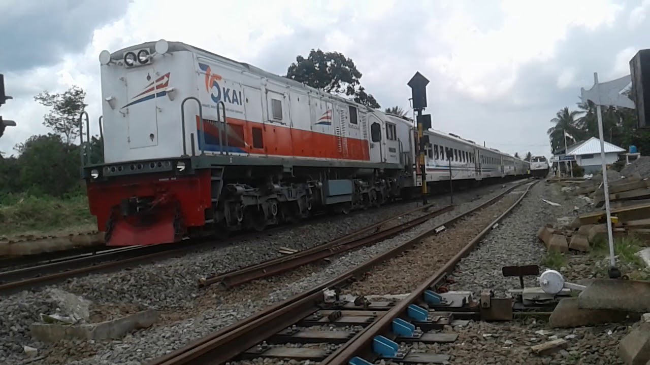 Persilangan kereta api CC201 - YouTube