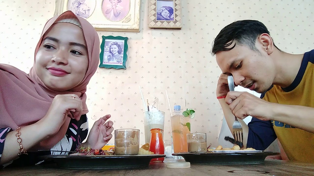 Review makanan di giggle box cafe & resto Bandung - YouTube