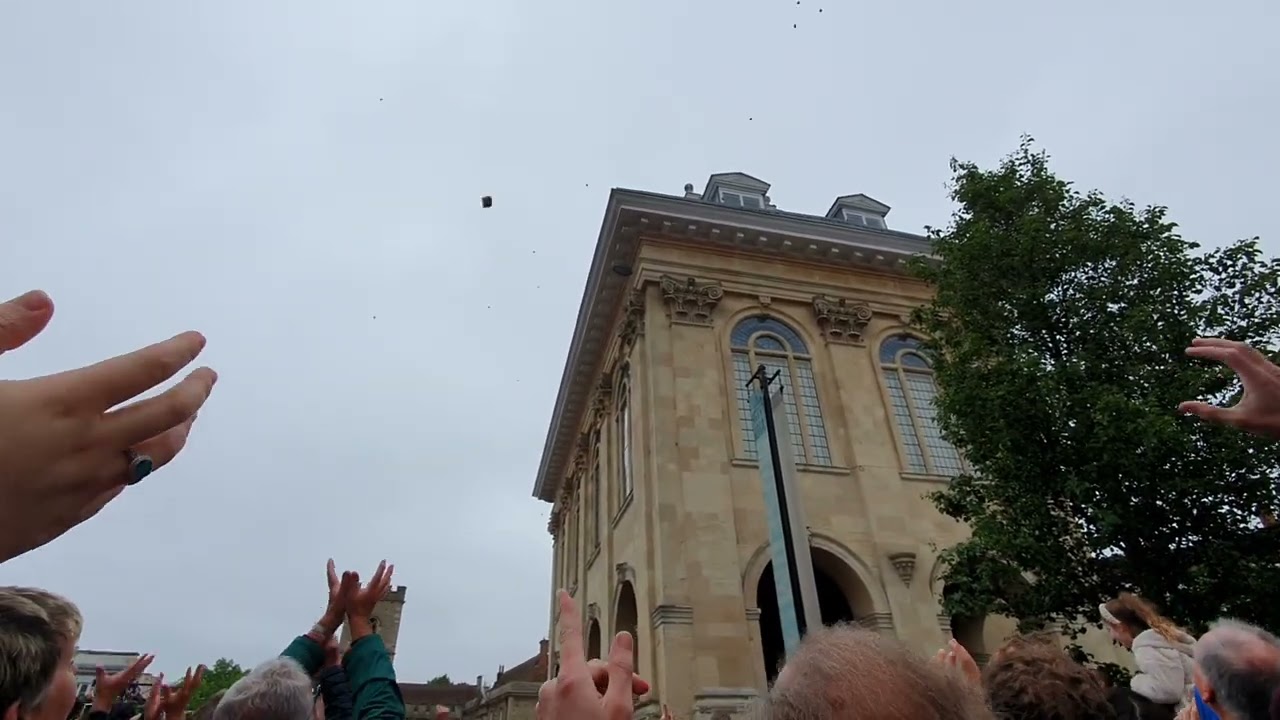 Abingdon Bun Throwing - Platinum Jubilee 2022 - 1 of 4 - YouTube