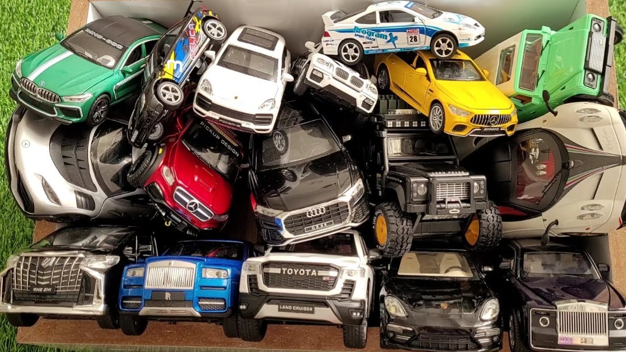 Box full off model cars/pagani 'Rolls royse 'Audio 'benze pickup 'Honda ...