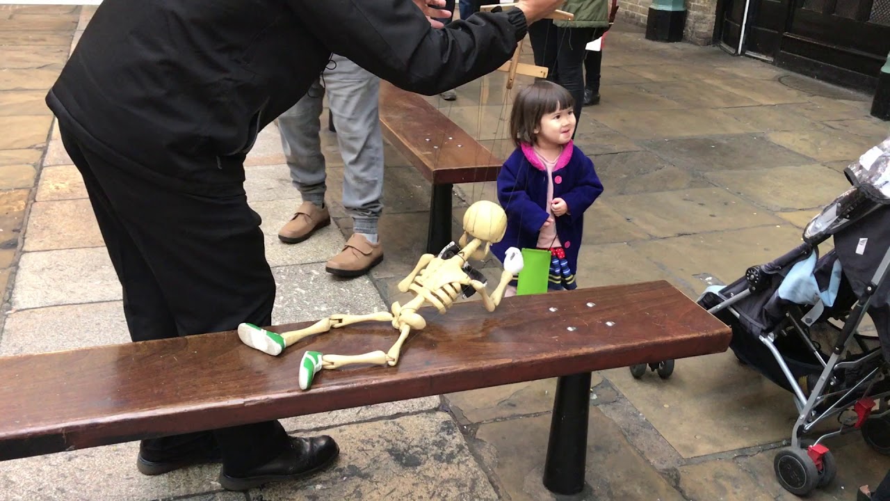 Skeleton Puppet Show Mas Que Nada in London - YouTube