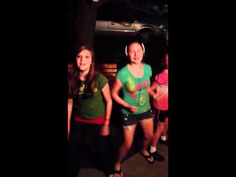 Kids shaking butt - YouTube