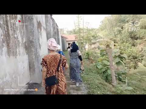 Rombongan emak mau mandi di sungai