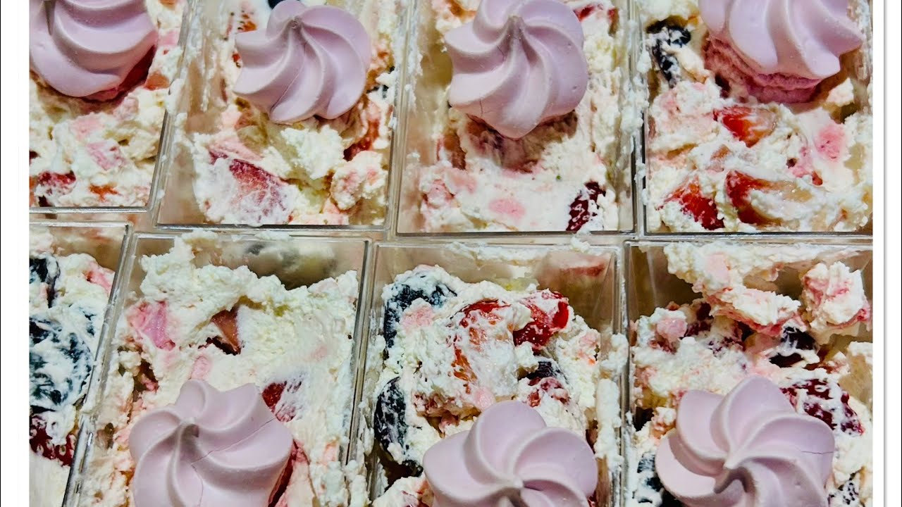 Super delicious and easy Meringue fruits dessert.Daubed cream Meringue ...