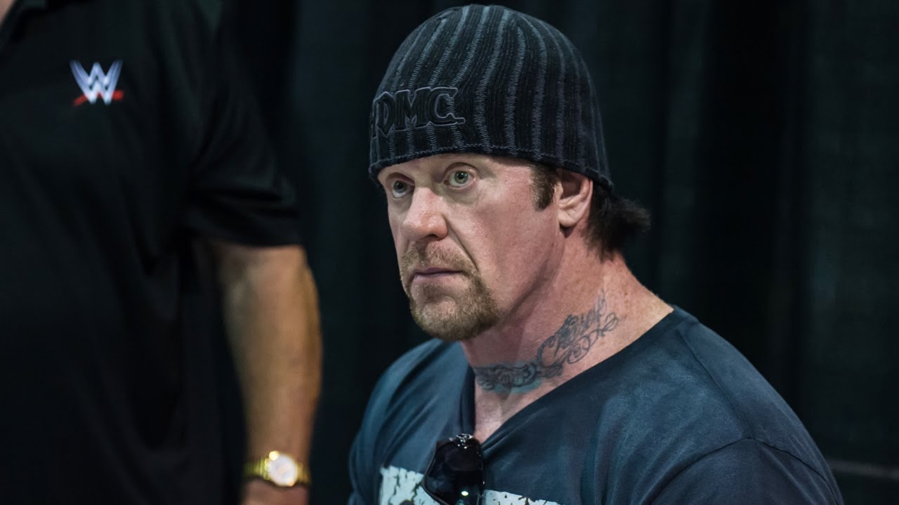 Fans In Nashville Get Rare Moment With The Undertaker - YouTube