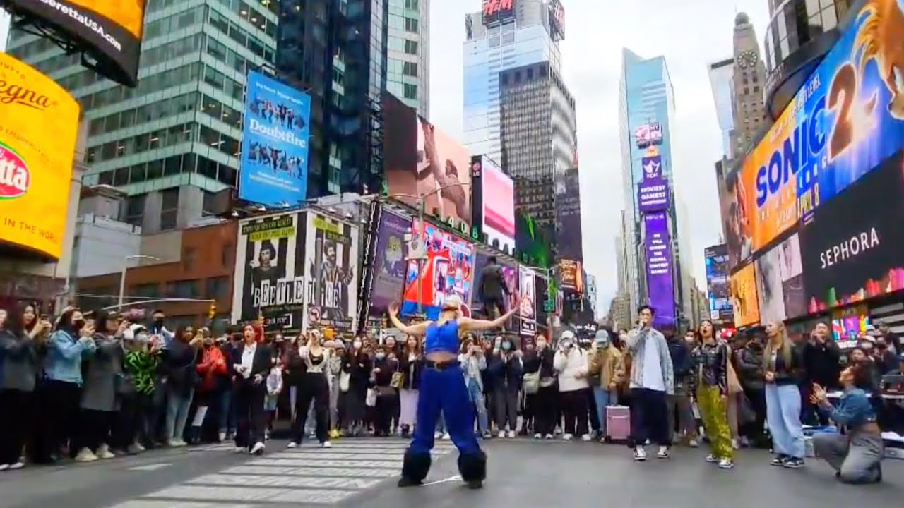 러브란 LOVE RAN | JTBC #플라이투더댄스 뉴욕 타임스퀘어에서 상모 퍼포먼스 버스킹 - YouTube