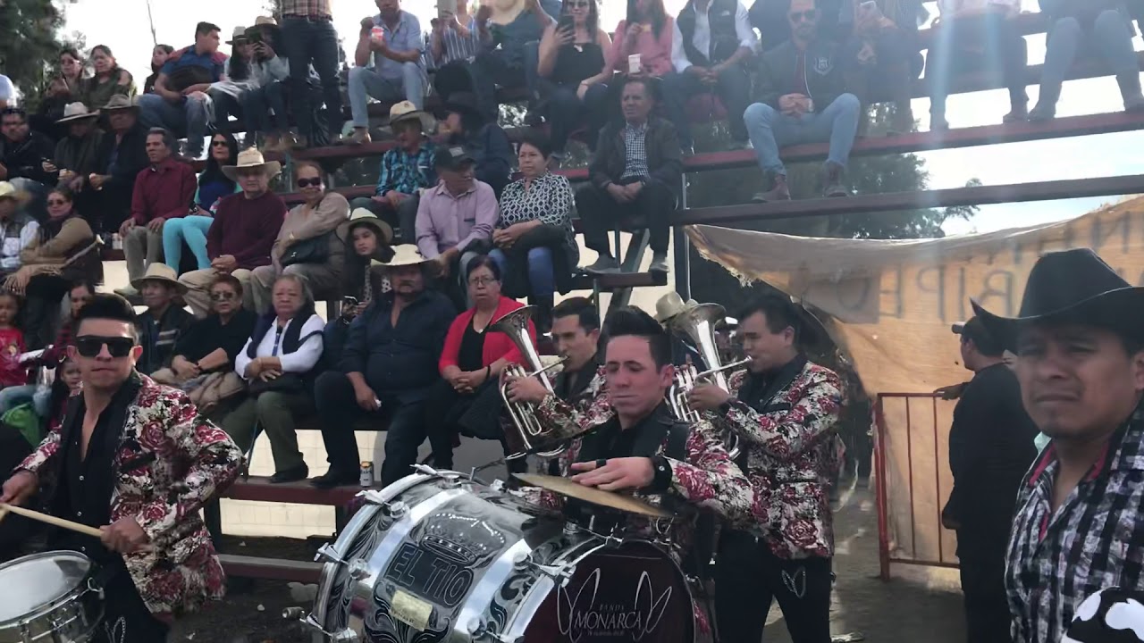 Así llego la banda Monarca al jaripeo en casacuaran - YouTube