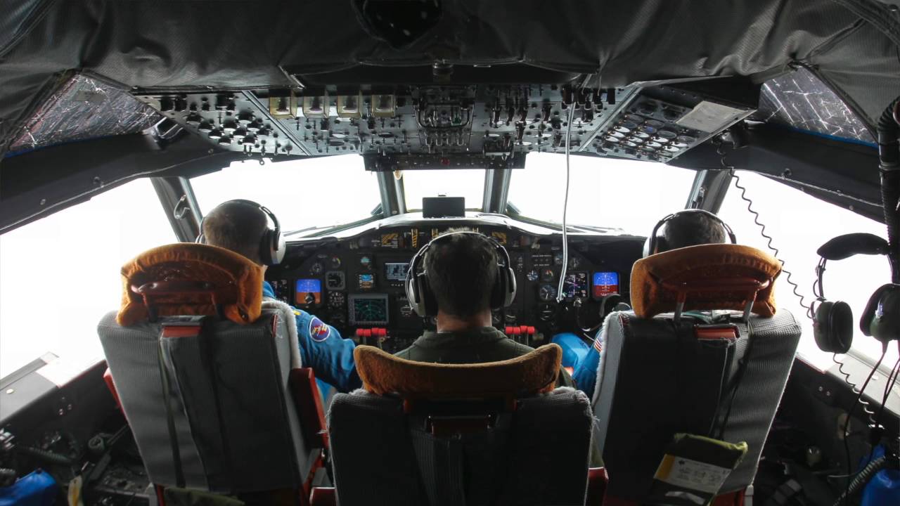 Hurricane Hunter P-3 Orion Flies through Hermine - YouTube