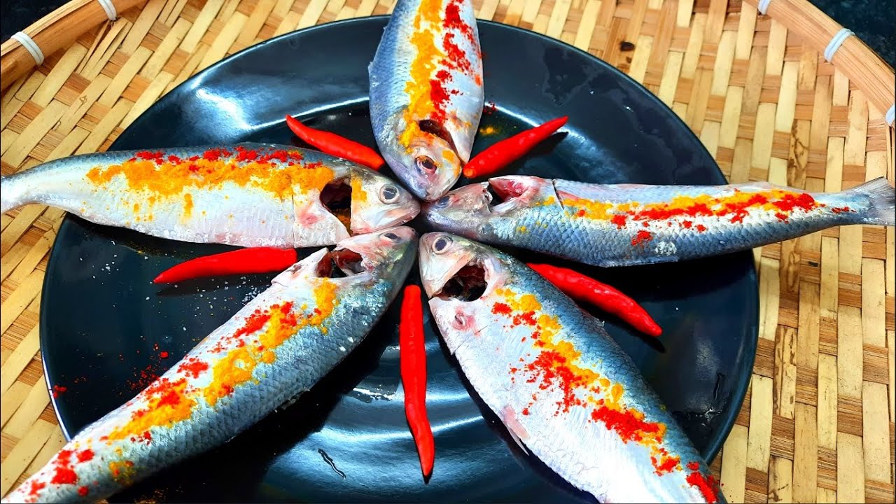 Baby Hilsa Fish Curry With Poppy Seeds |Whole Hilsa Fish Recipe |Famous ...