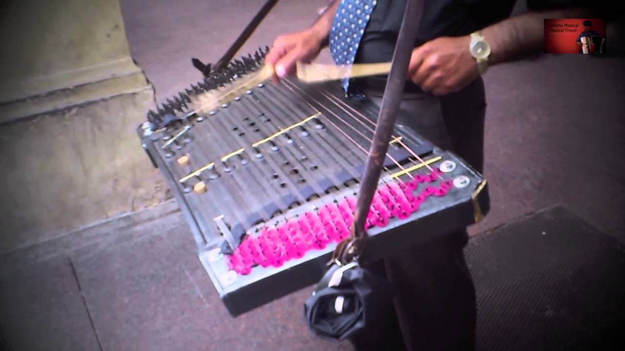 Cimbalo Instrumento Musical Tradicional de Grecia en el Pilar de ...
