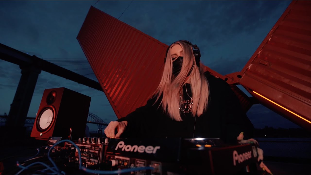 Poni Debut DJ Set @ Ocean Meets Music Festival Stream - YouTube