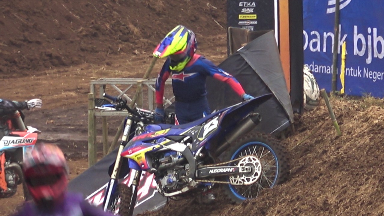 M ATHAR 23 Terjatuh Free practice KEJURNAS MX CAMBORA SUMEDANG - YouTube