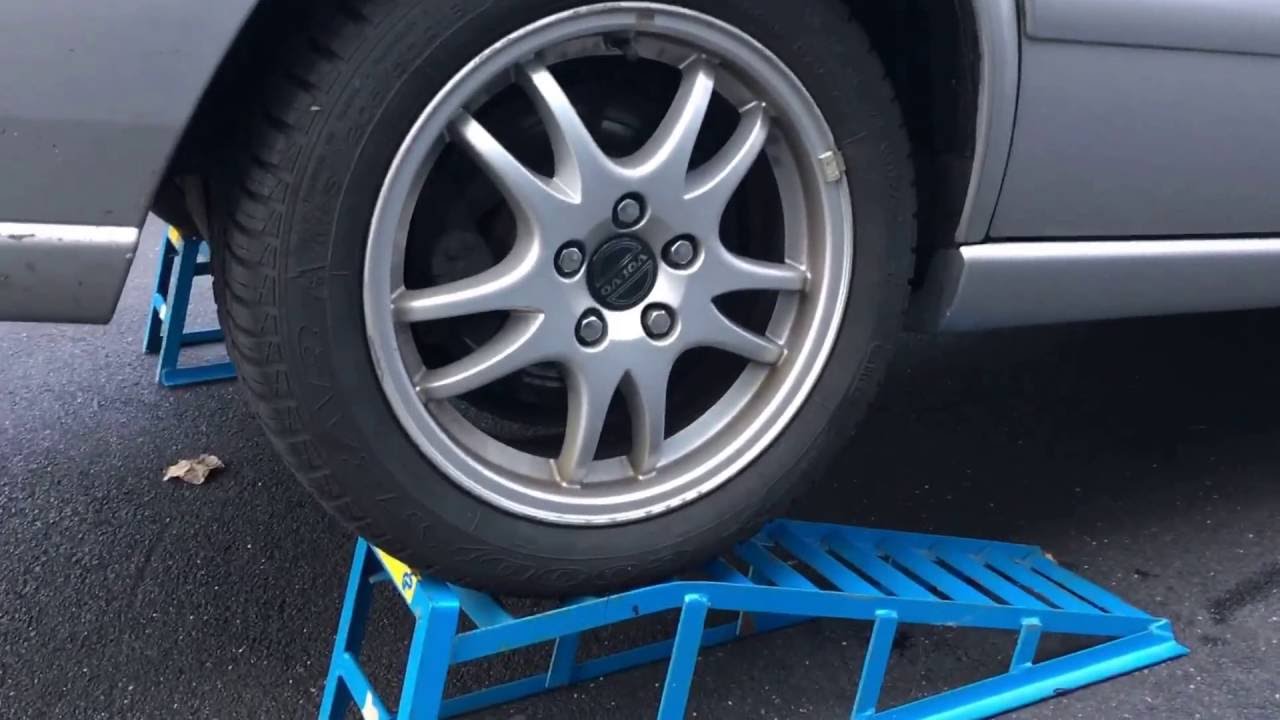 PKW Auffahrrampen verwenden KFZ Stahl Rampe nutzen Volvo V70 hinten ...