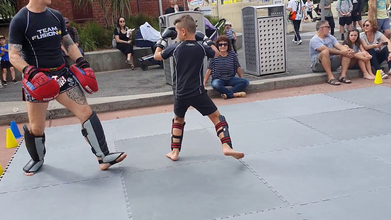 Muay Thai Elbow and knee. 8 year old Nikolas Lazos - YouTube